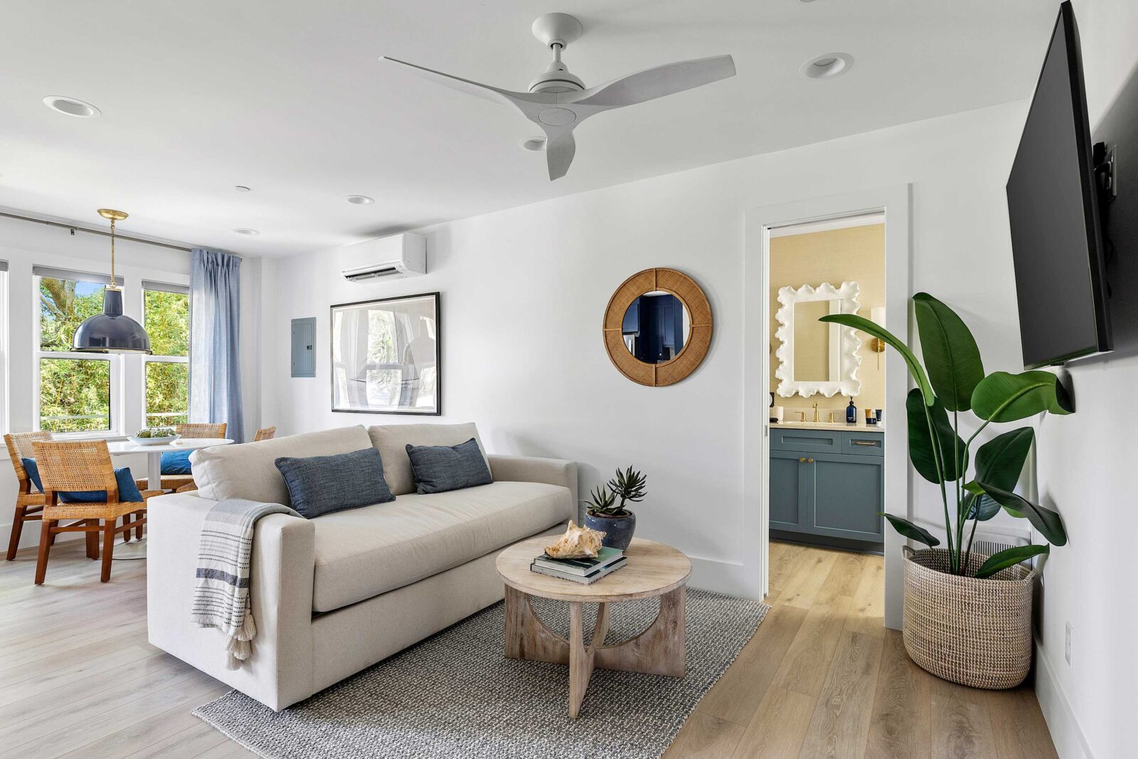 Luxury King 1bd Suite, Steps to Beach w. Parking - YOURPAD